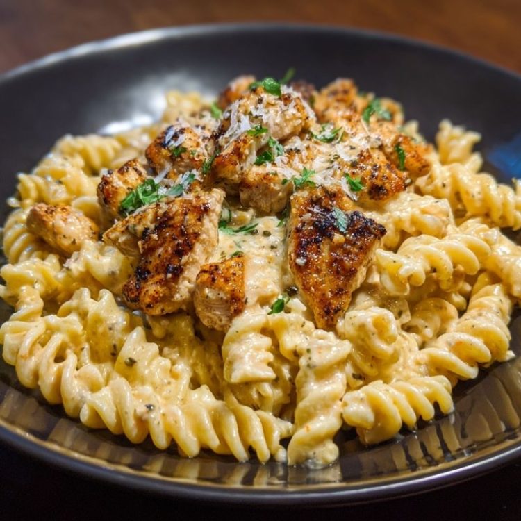 Flavorful Twisted Pasta With Honey Garlic Chicken And Parmesan Cream ...